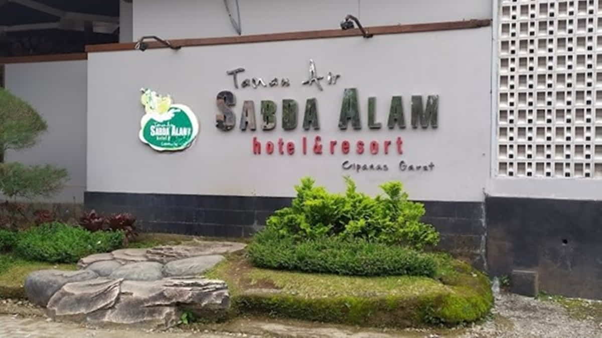 Taman Air Sabda Alam Garut, Kolam Air Panas dengan Banyak Wahana ...